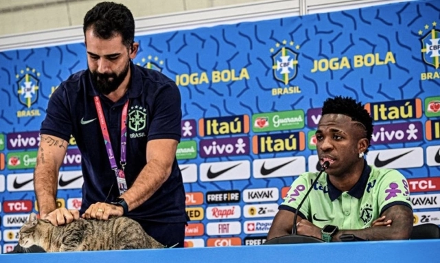 ¡Feo gesto del RRPP de Brasil en la rueda de Vinicius Junior!