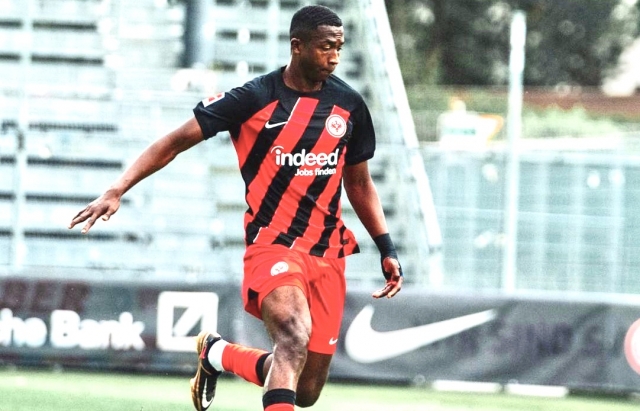 William Pacho se hace un lugar entre la élite de la Bundesliga