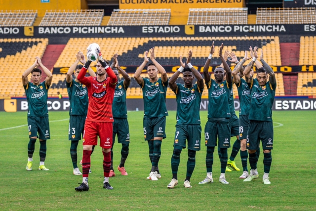 DISEÑO MODERNO QUE EVOCA AL PASADO: ¡BSC presentó sus NUEVOS UNIFORMES ...